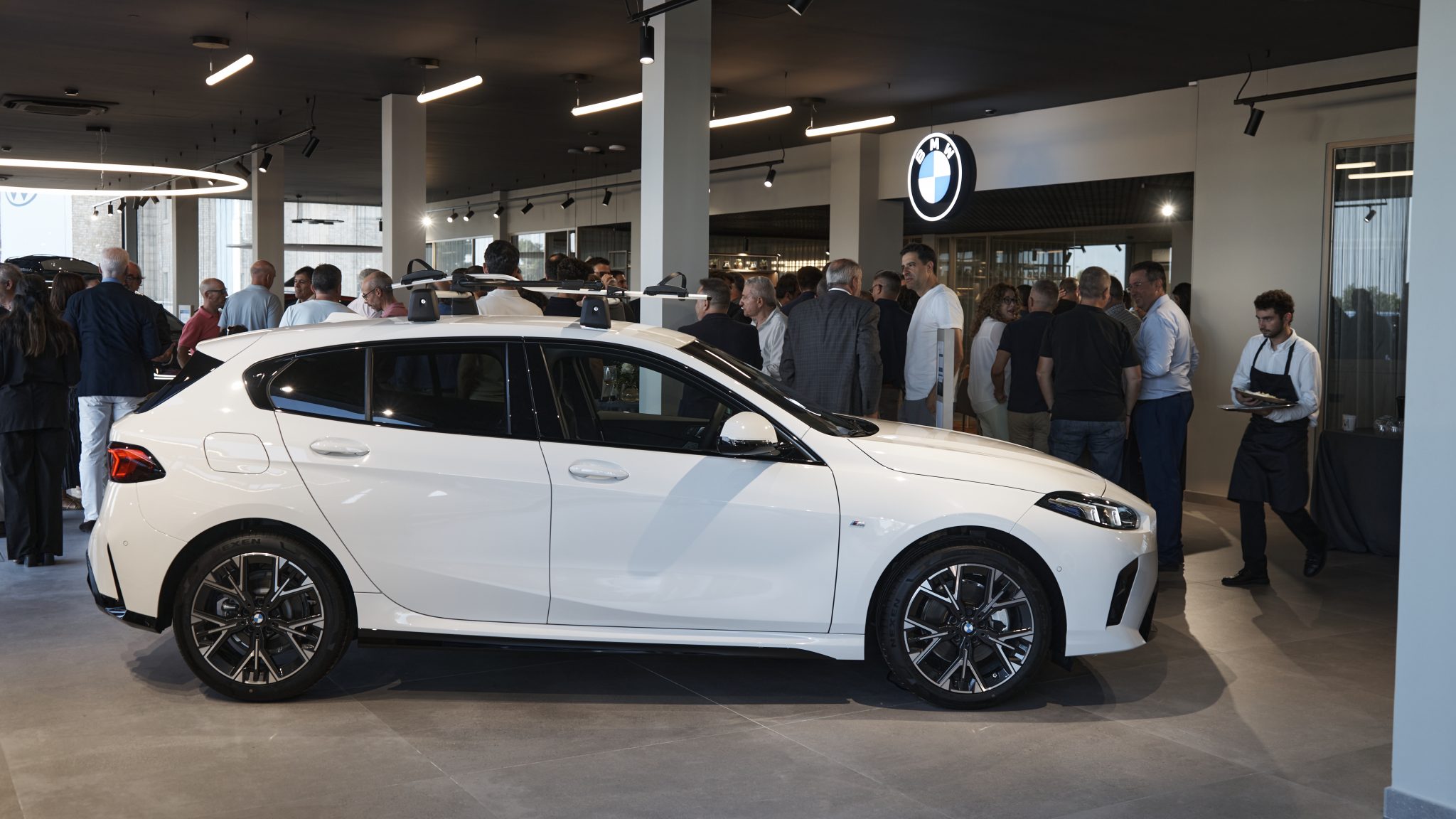 Diseño, tecnología y emociones en el showroom de BMW Marcos Automoción con Lienzo ...